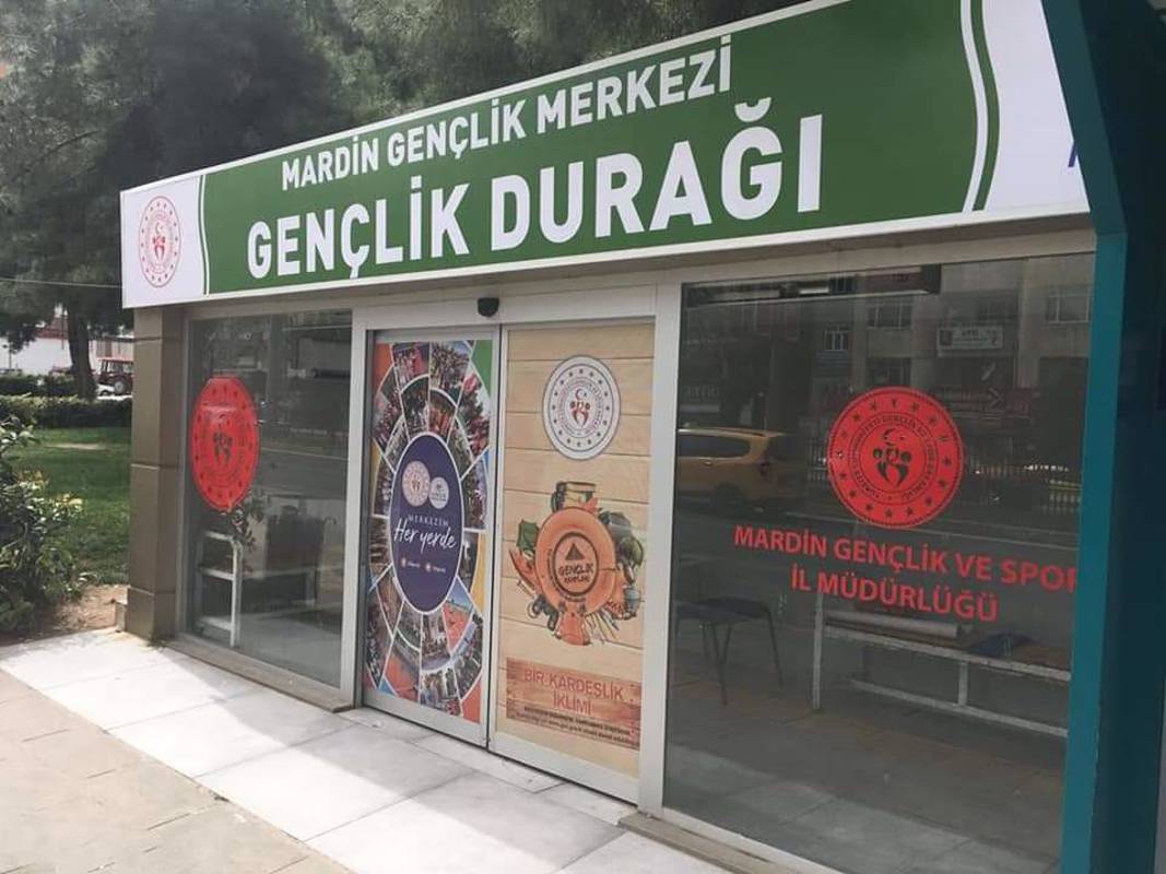 GENÇLİK DURAĞINDA ÇAY MOLASI - Gönüllüyüz BİZ